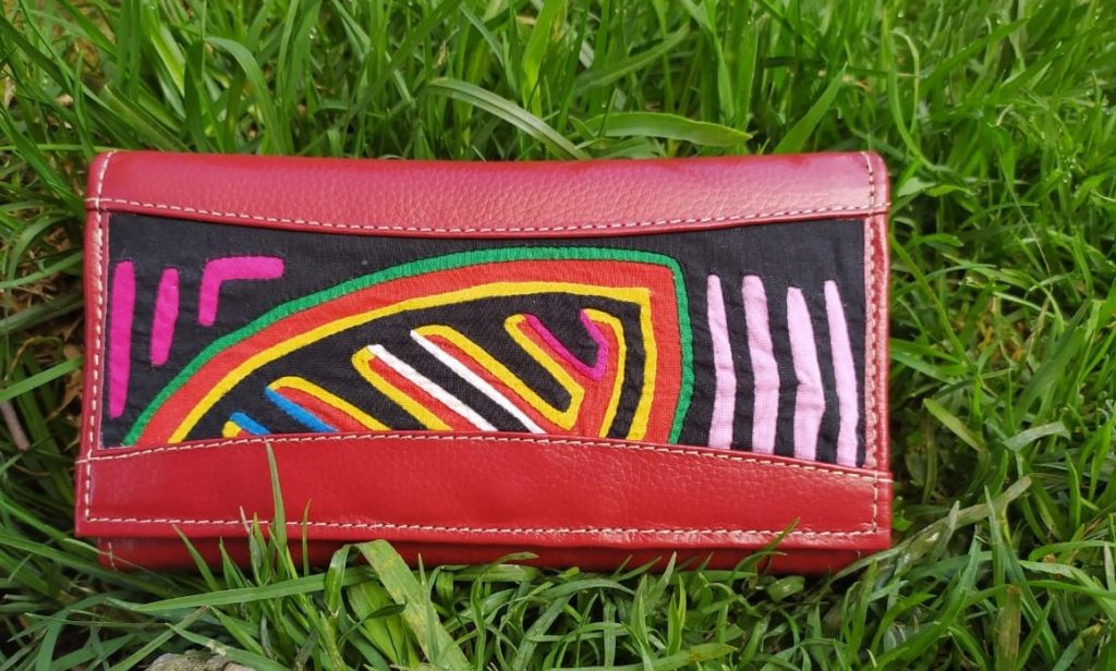BILLETERA EN CUERO CON MOLA – Tienda oficial artesanías colombianas
